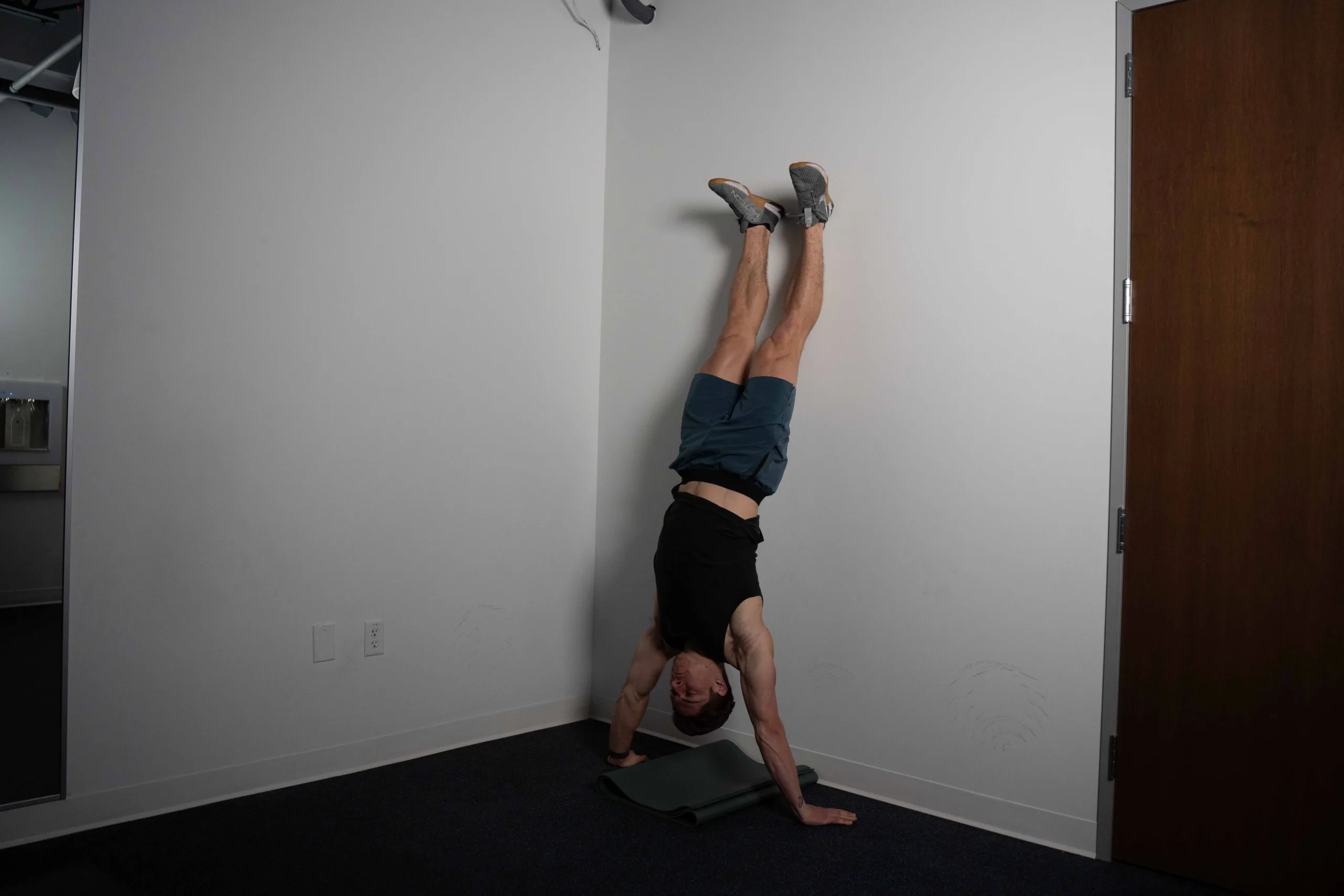 How To Master Kipping Handstand Push Ups TrainHeroic How To Master Kipping Handstand Push Ups TrainHeroic